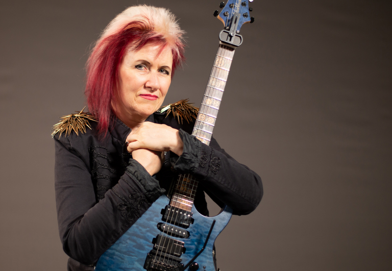 Jennifer Batten: The Trailblazing Queen of Shred Guitar ...